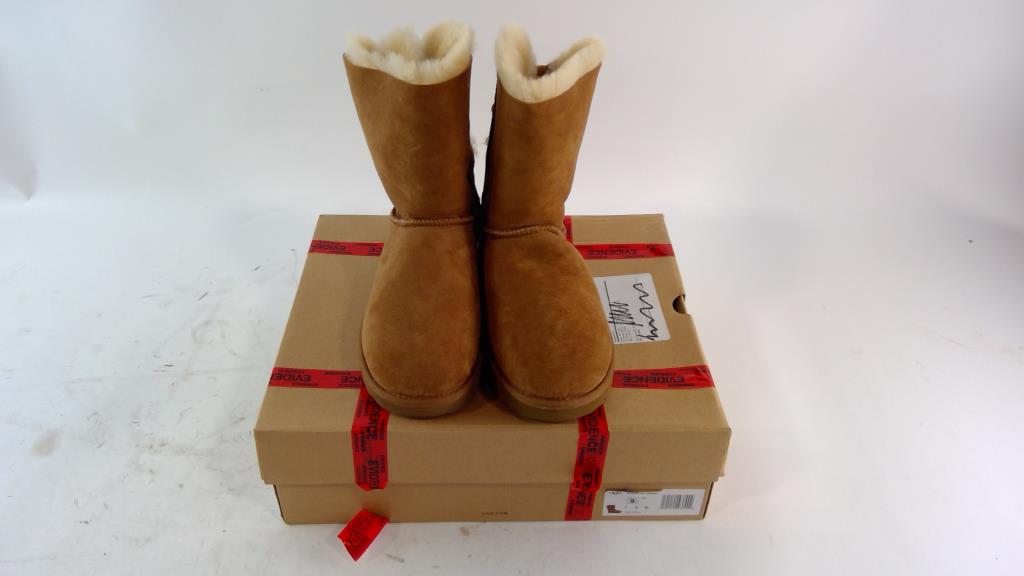 Uggs Womans Shoes, Size 9 | Property Room
