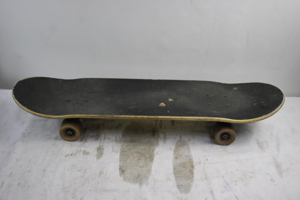 Unknown Brand Complete Skateboard | Property Room