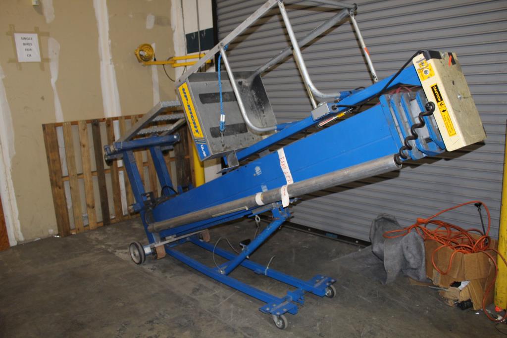 Up Right UL-38 Telescopic Hydraulic Lift | Property Room