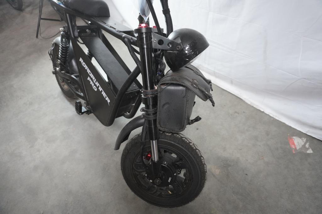 Voro Motors EMOVE RoadRunner Pro Seated Electric Scooter | Property Room