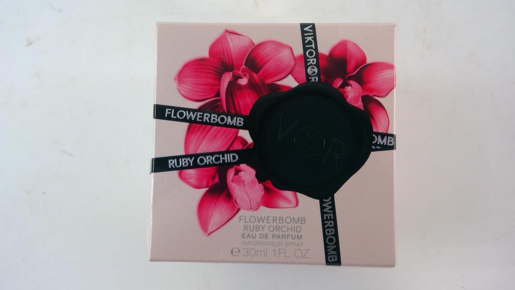 V&R Flower Bomb Fragrance Set And More, 5+ Pieces | Property Room