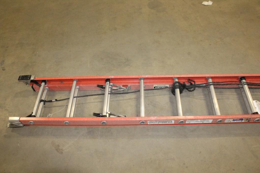 Werner TYPE 1A Fiberglass D-Rung Extension Ladder | Property Room