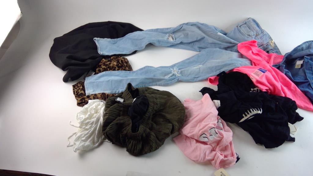 Womens Clothing Lot, 5+ Pieces | Property Room