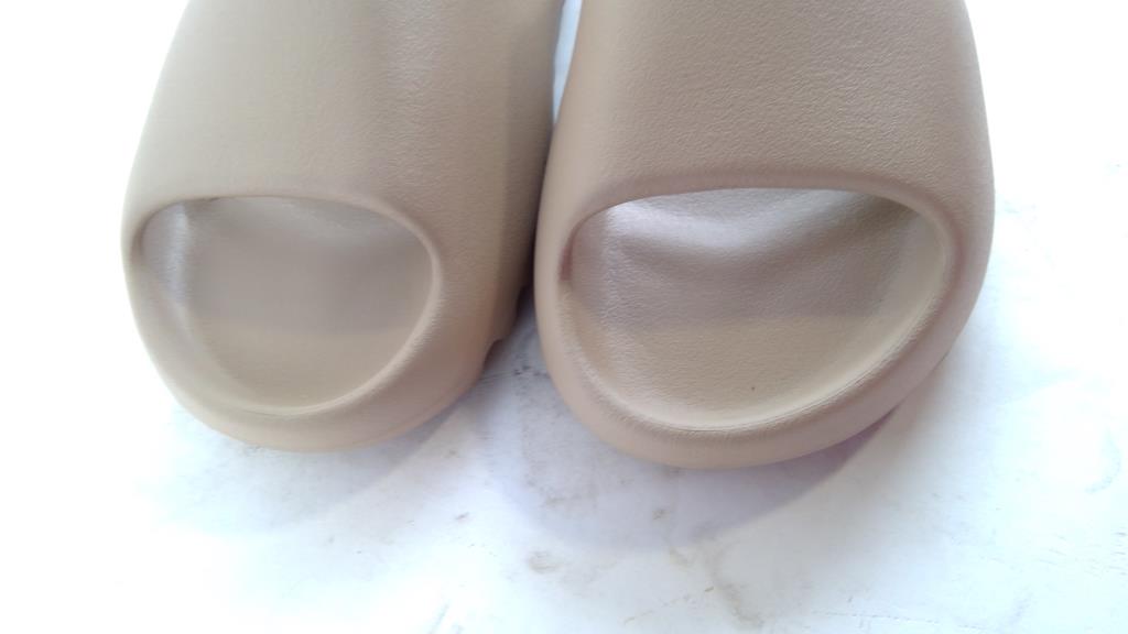 Yeezy Slide Mens Shoes Size 12 | Property Room