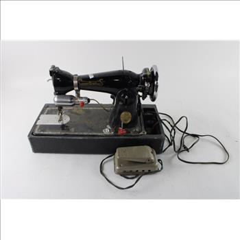 Sanger Brothers Vintage De Luxe Sewing Machine | Property Room
