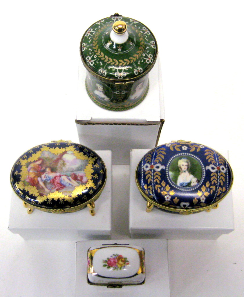 4 Porcelain Pill Box with 18kt Gold Inlay | Property Room