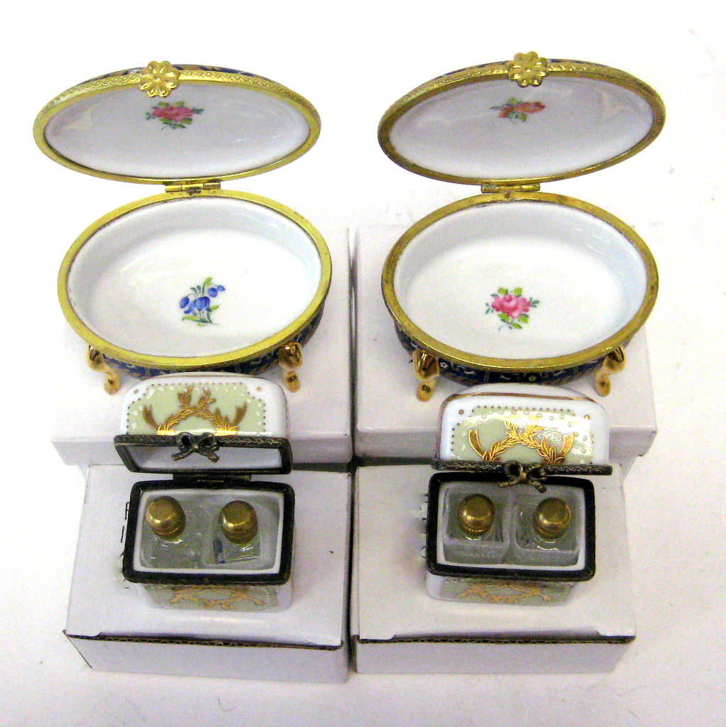 4 Porcelain Pill Box with 18kt Gold Inlay | Property Room