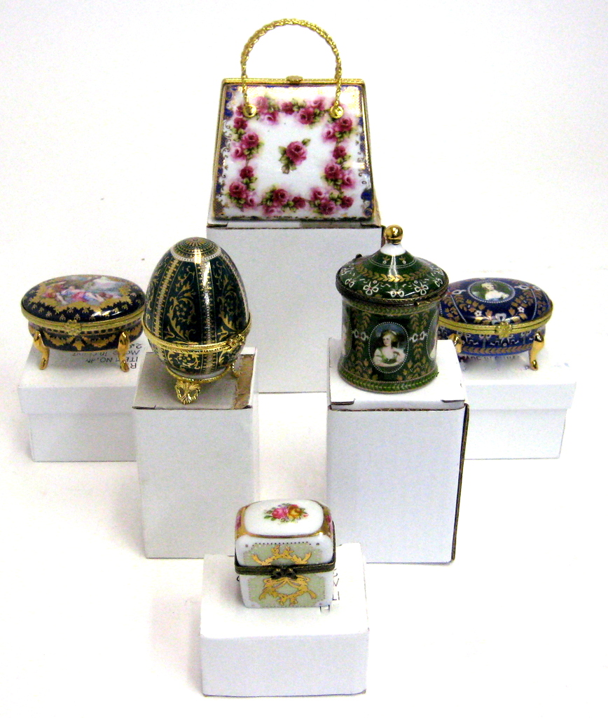 6 Porcelain Pill Box with 18kt Gold Inlay | Property Room