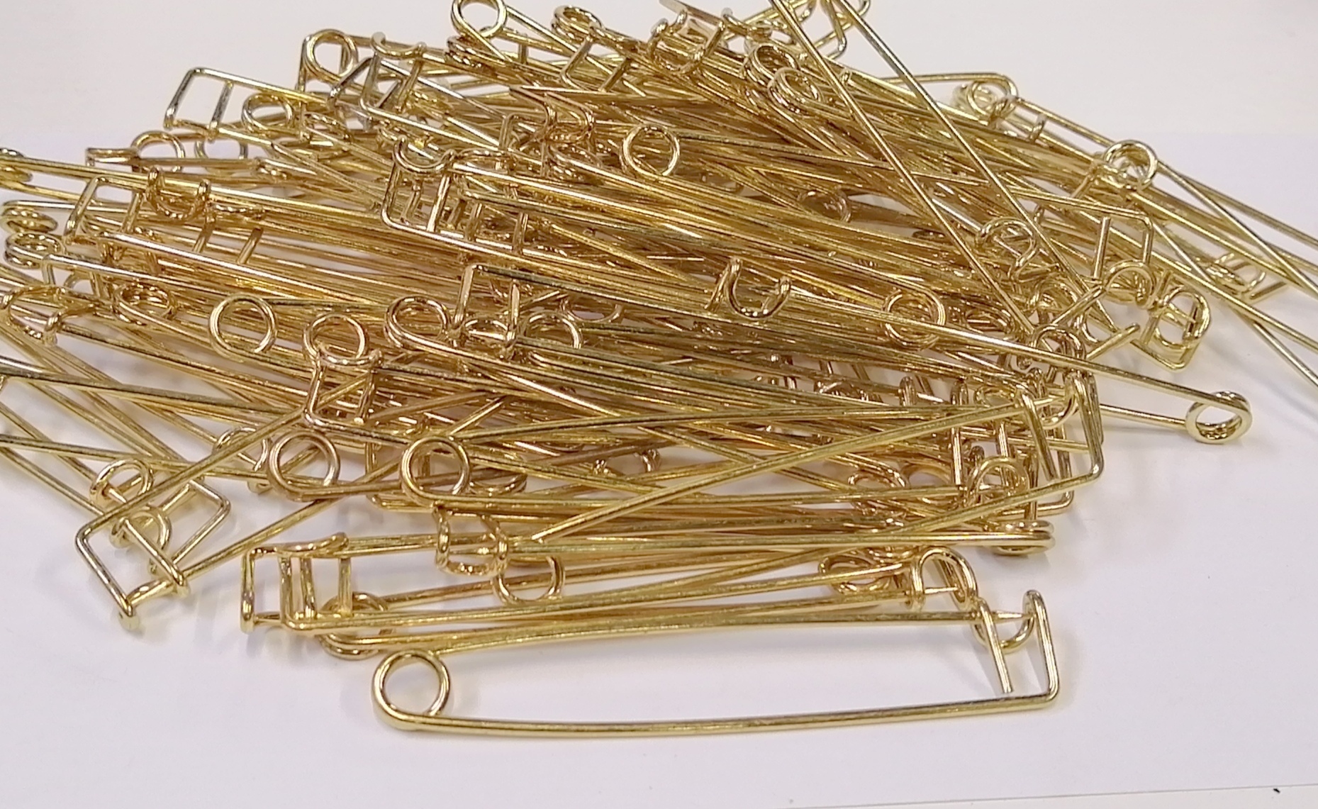 KILT PINS - BRASS PLATED 4 INCHES LONG KILT PINS -2 LBS. | Property Room
