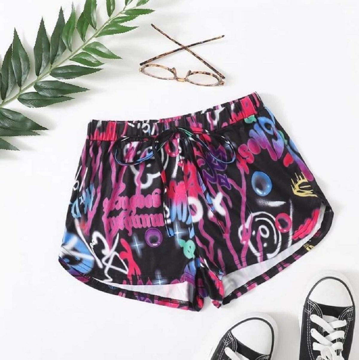 LADIES KNOT WAIST LETTER GRAPHIC SHORTS-XL | Property Room