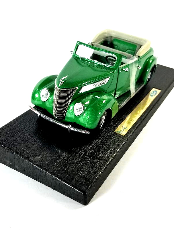 Road Legends 1:18 Model Car 1937 Ford Convertible | Property Room