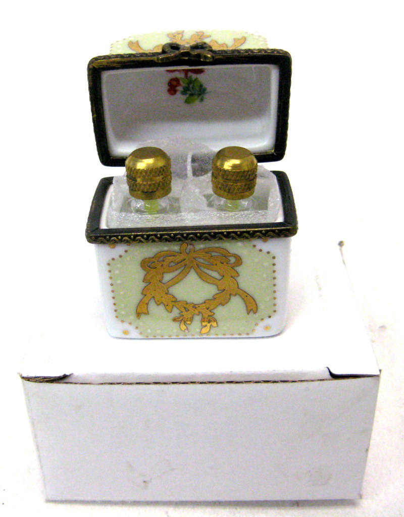 4 Porcelain Boxes with 18kt Gold Inlay | Property Room