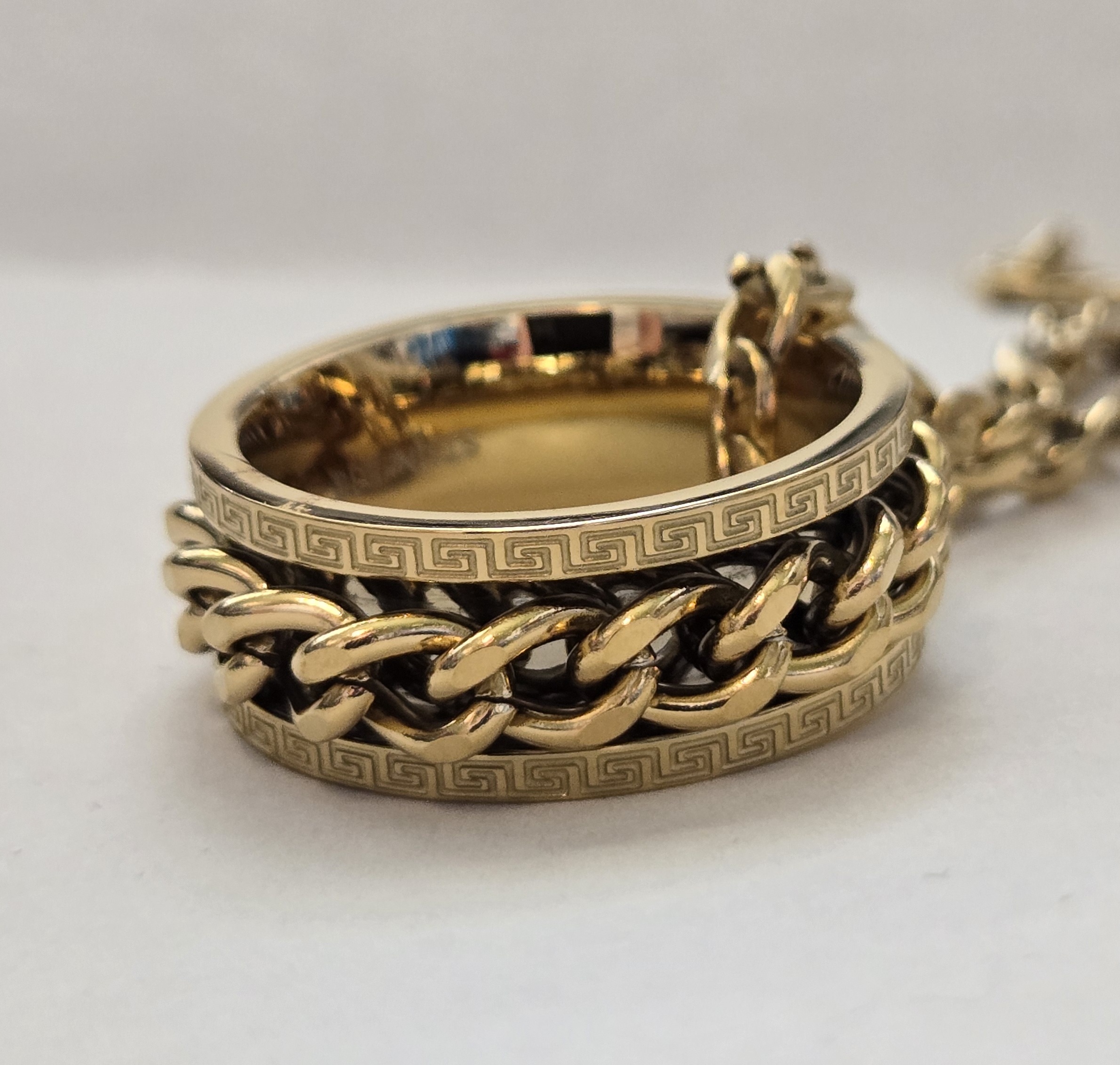 No Reserve Curb Ring Pendant & Chain Necklace | Property Room