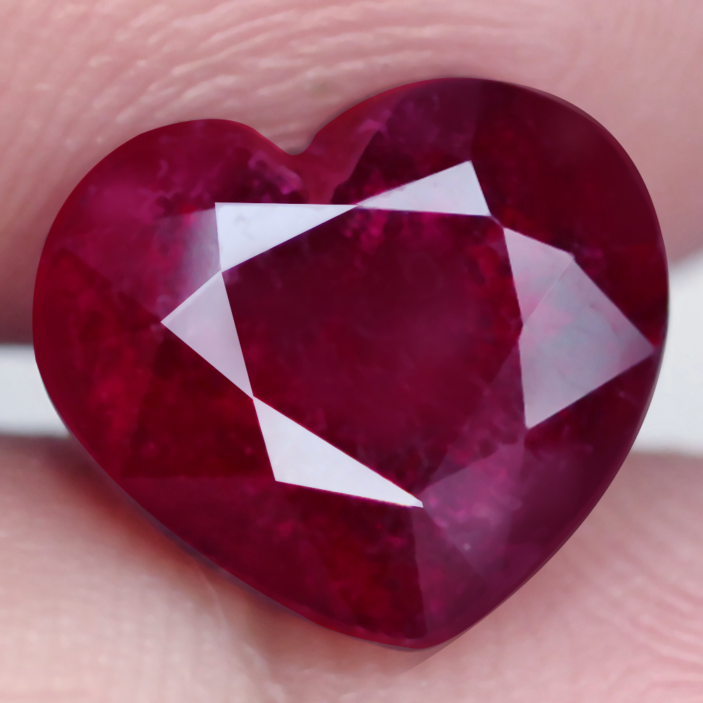 VS1 3.20 ct Natural Ruby Heart Cut Loose Gemstone | Property Room