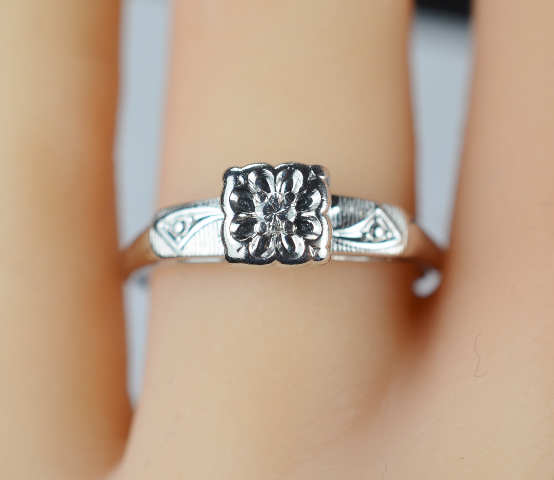 $700 Retail 14K Gold Vintage Design Solitaire Ring | Property Room
