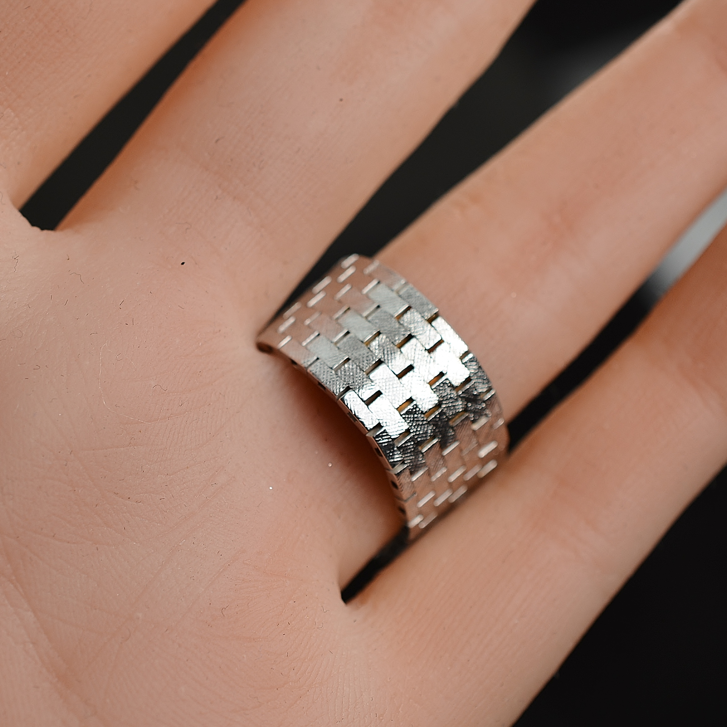 $1,299 Retail 0.46 Carat t.w. Diamond Collapsible Buckle Ring 14K White ...