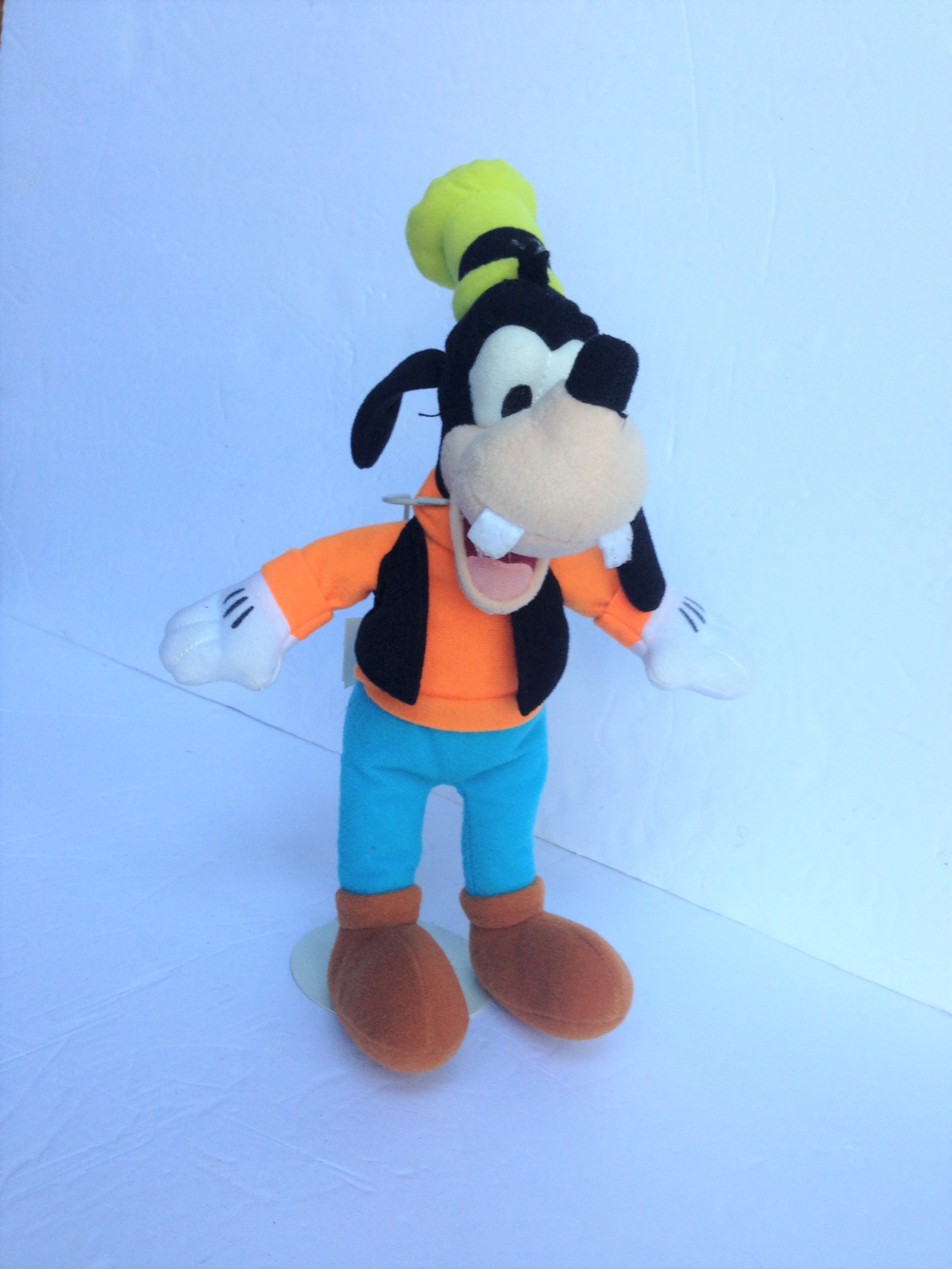 Disney Goofy Stuff toy 8 Inches Tall | Property Room