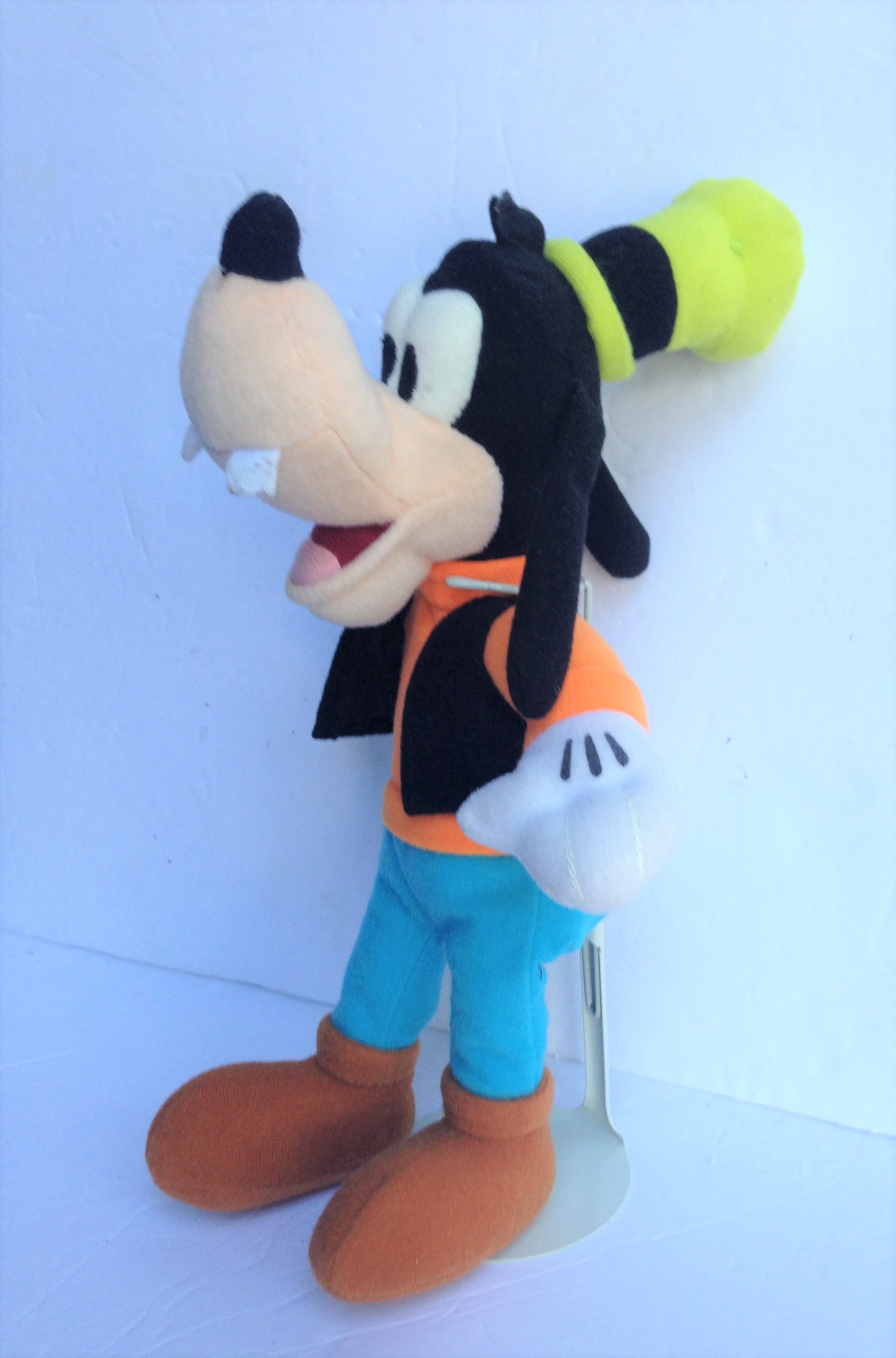 Disney Goofy Stuff toy 8 Inches Tall | Property Room