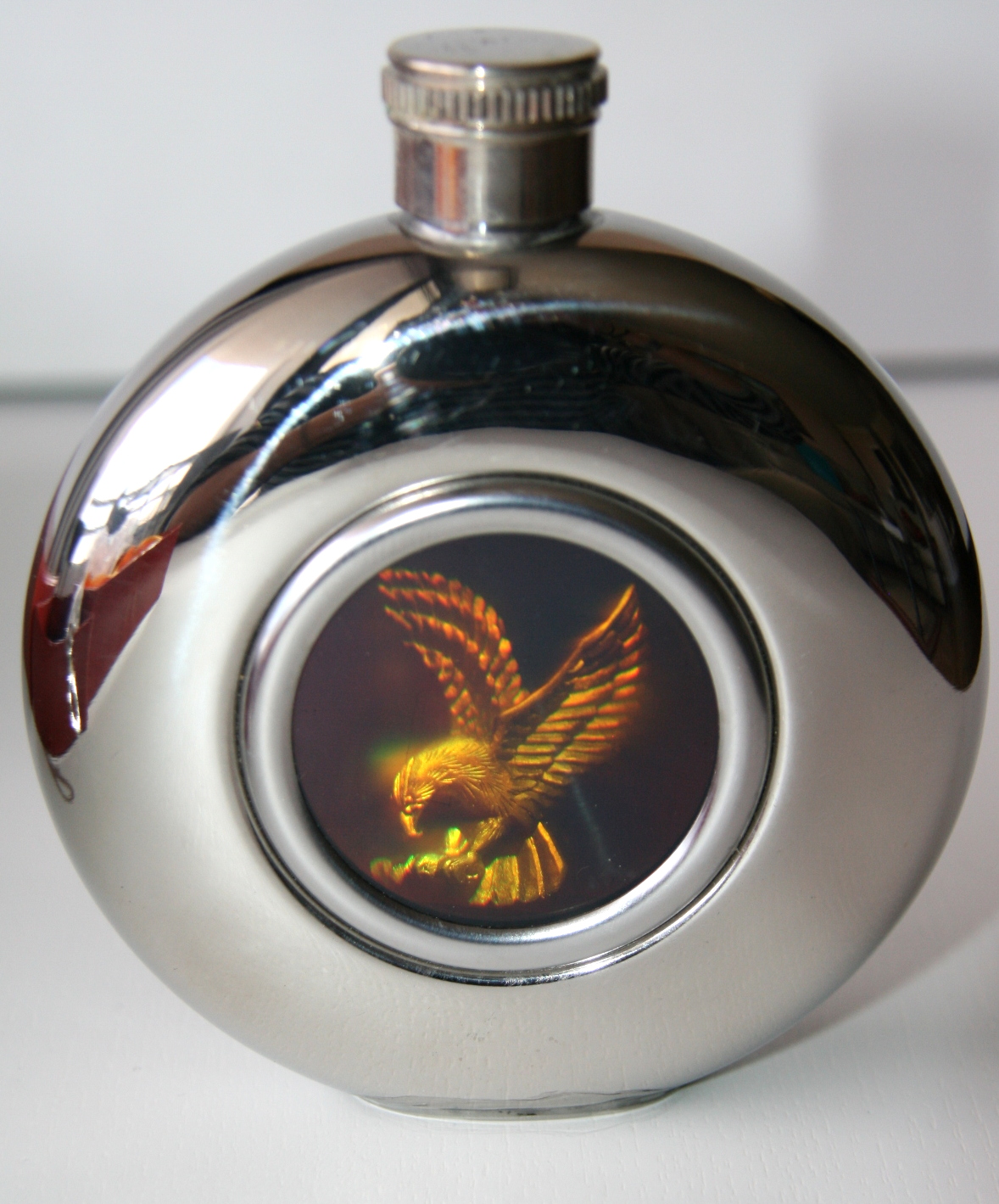 2 Pcs Hologram Eagle Round Hip Flask Set Golf | Property Room