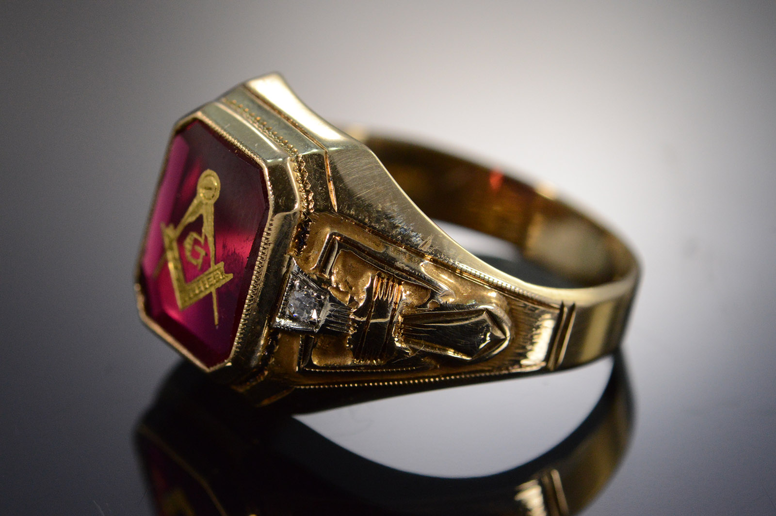 10K 6.8g Vintage Masonic Emblem Imitation Ruby & Diamond Yellow Gold ...