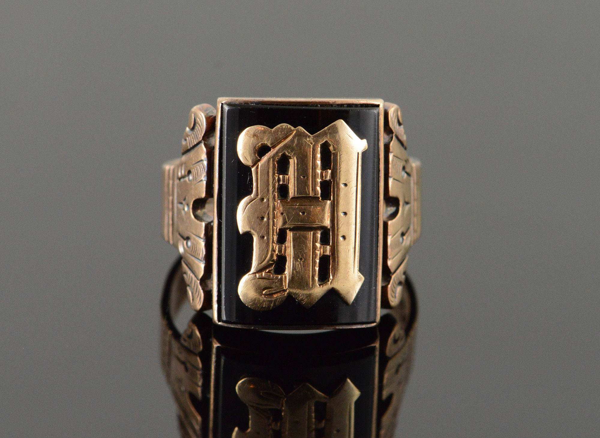 10K 8.6g M' or 'W' Letter Monogram Black Onyx Vintage Yellow Gold Ring ...