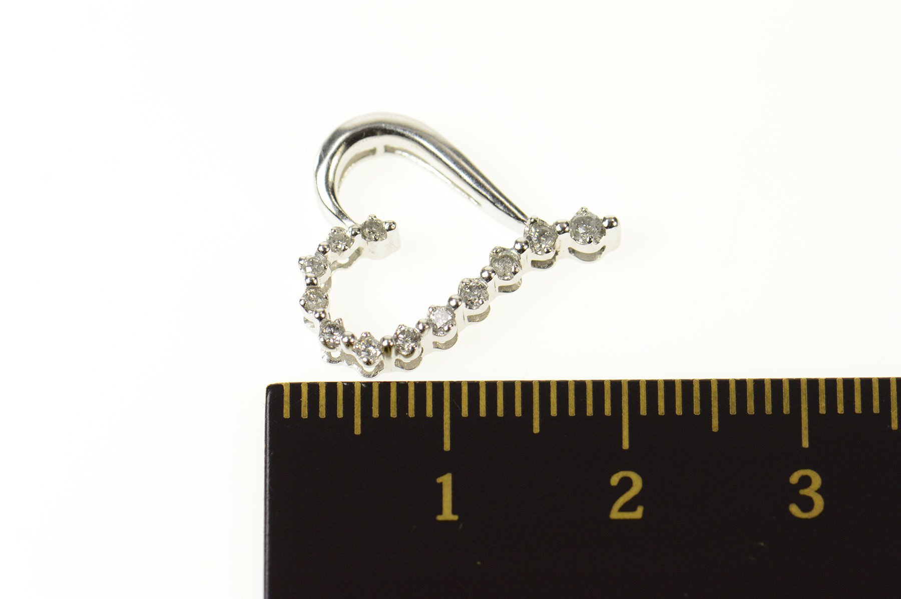 10K Graduated Diamond Heart Love Symbol White Gold Pendant | Property Room
