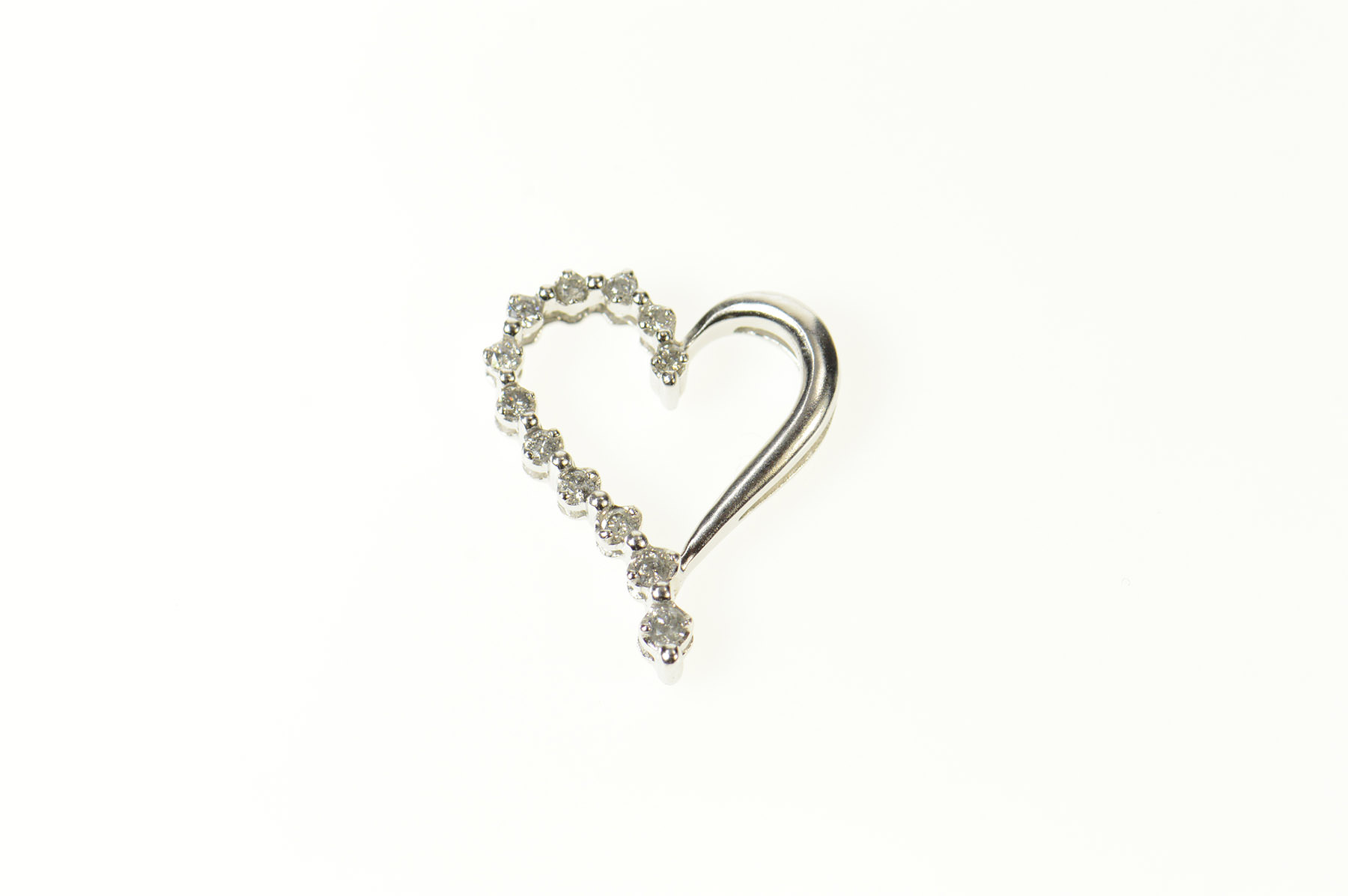 10K Graduated Diamond Heart Love Symbol White Gold Pendant | Property Room