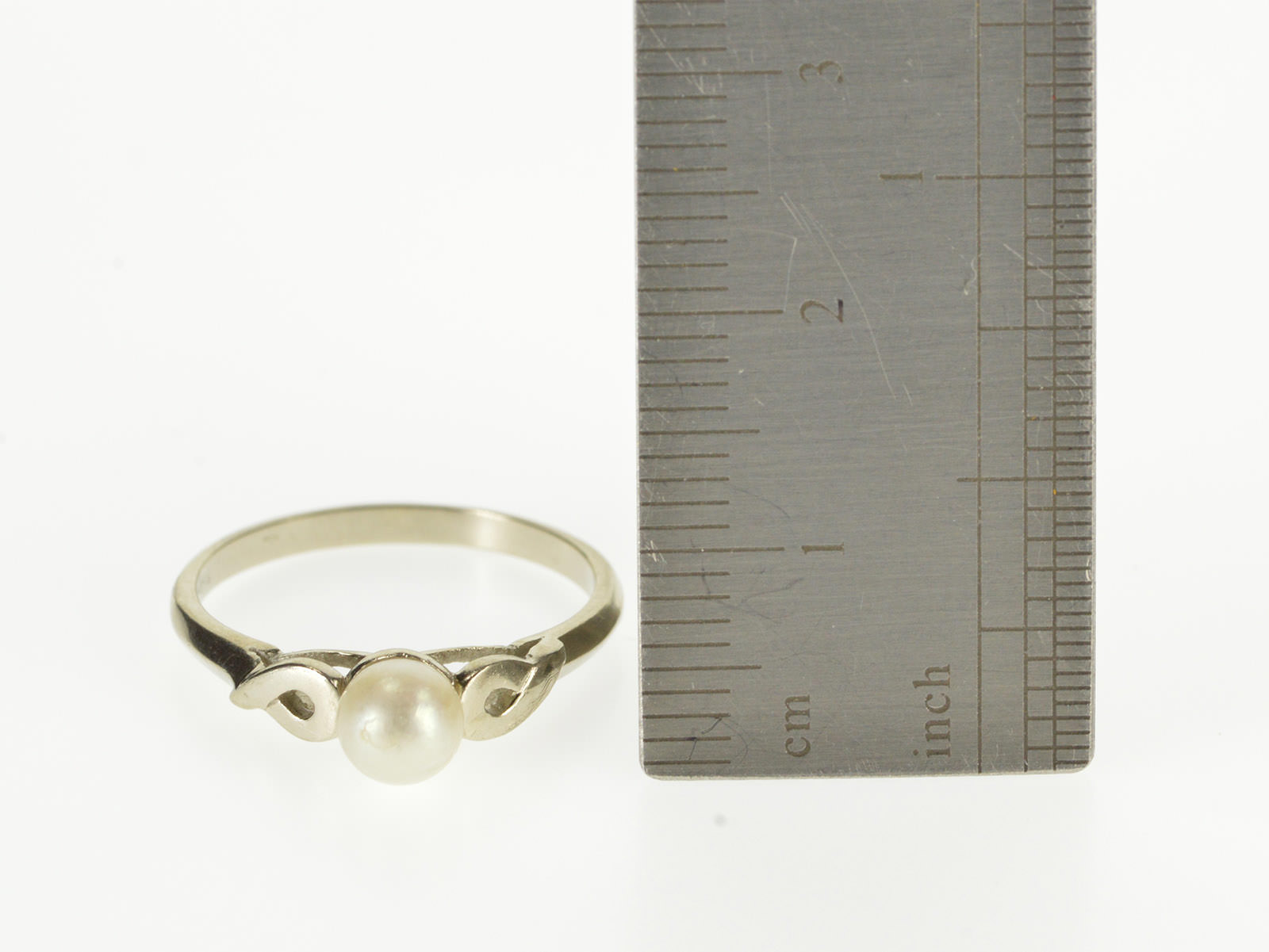 10K Pearl Inset Wavy Loop Design Retro Statement White Gold Ring, Size ...