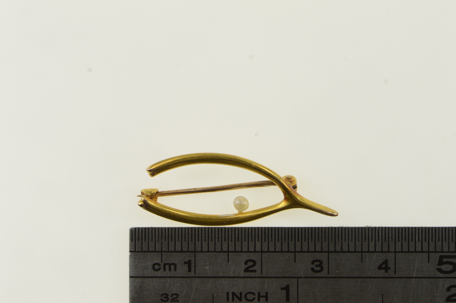 10K Wish Bone Good Luck Lucky Pearl Yellow Gold Pin/Brooch | Property Room