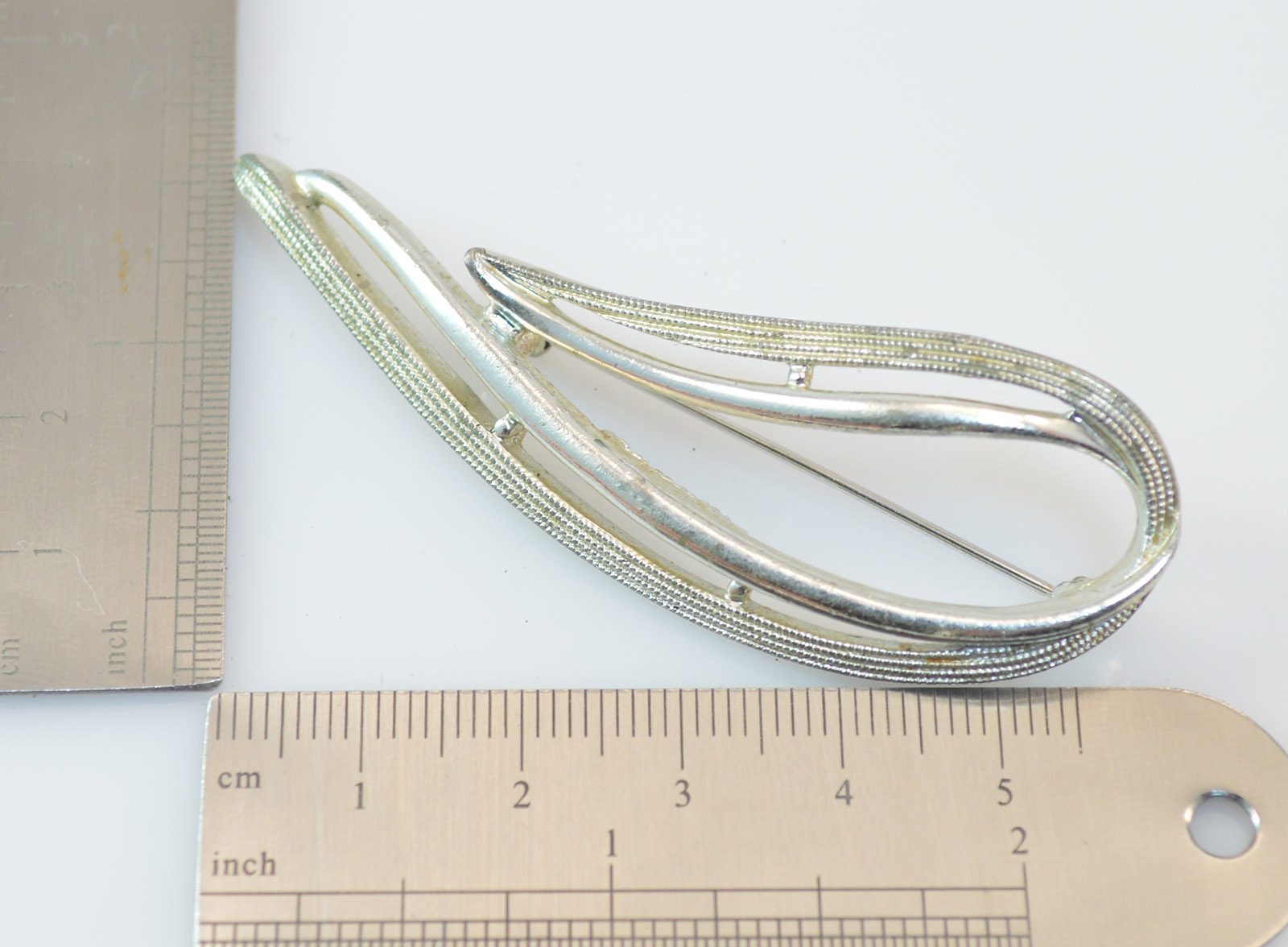 11.5g Sarah Coventry Curvy Tear Drop Pin / Brooch | Property Room