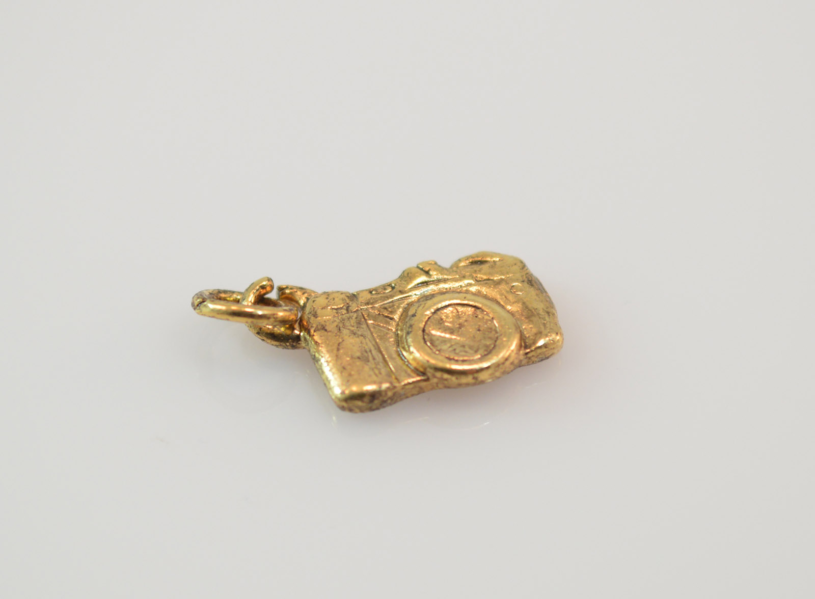 1.4g Gold Tinted Camera Pendant | Property Room