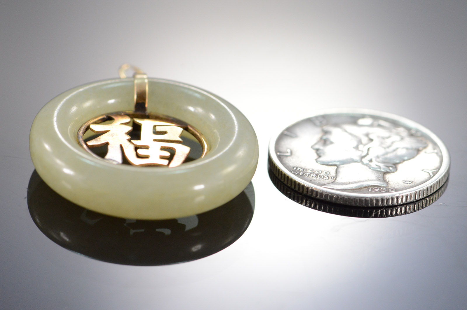 14K 4g Circle Jade Asian Symbol Yellow Gold Pendant | Property Room