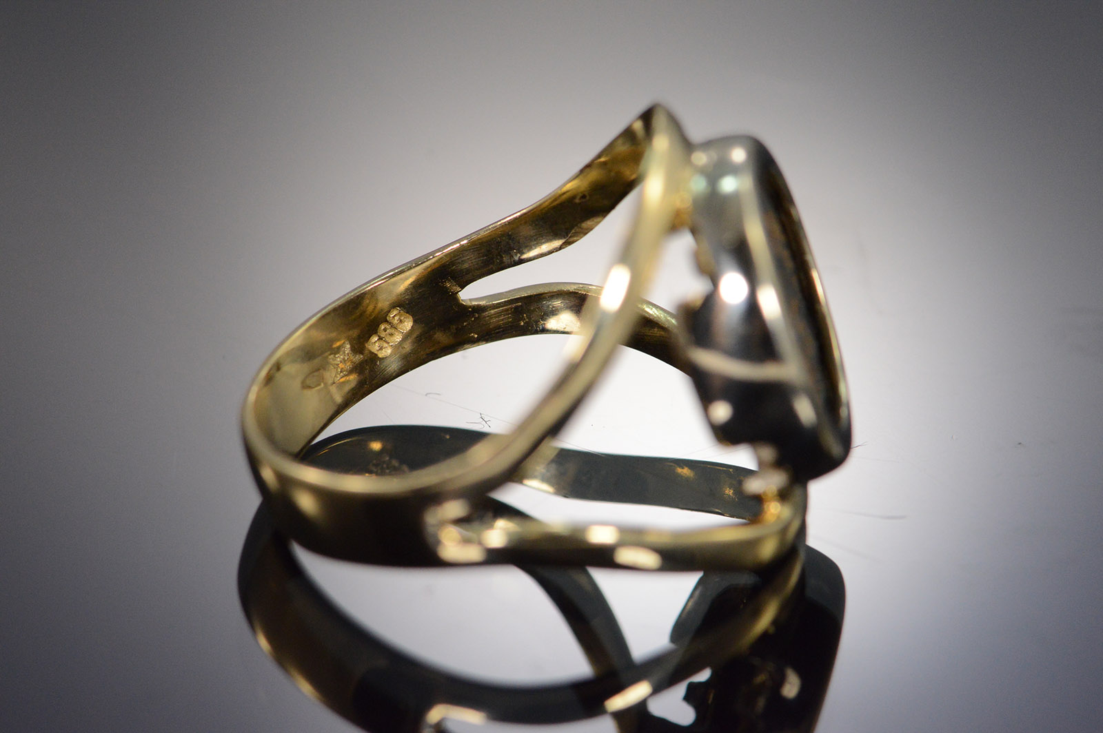 14K Ancient Roman Bezel set Coin Yellow Gold Ring, Size 8 | Property Room