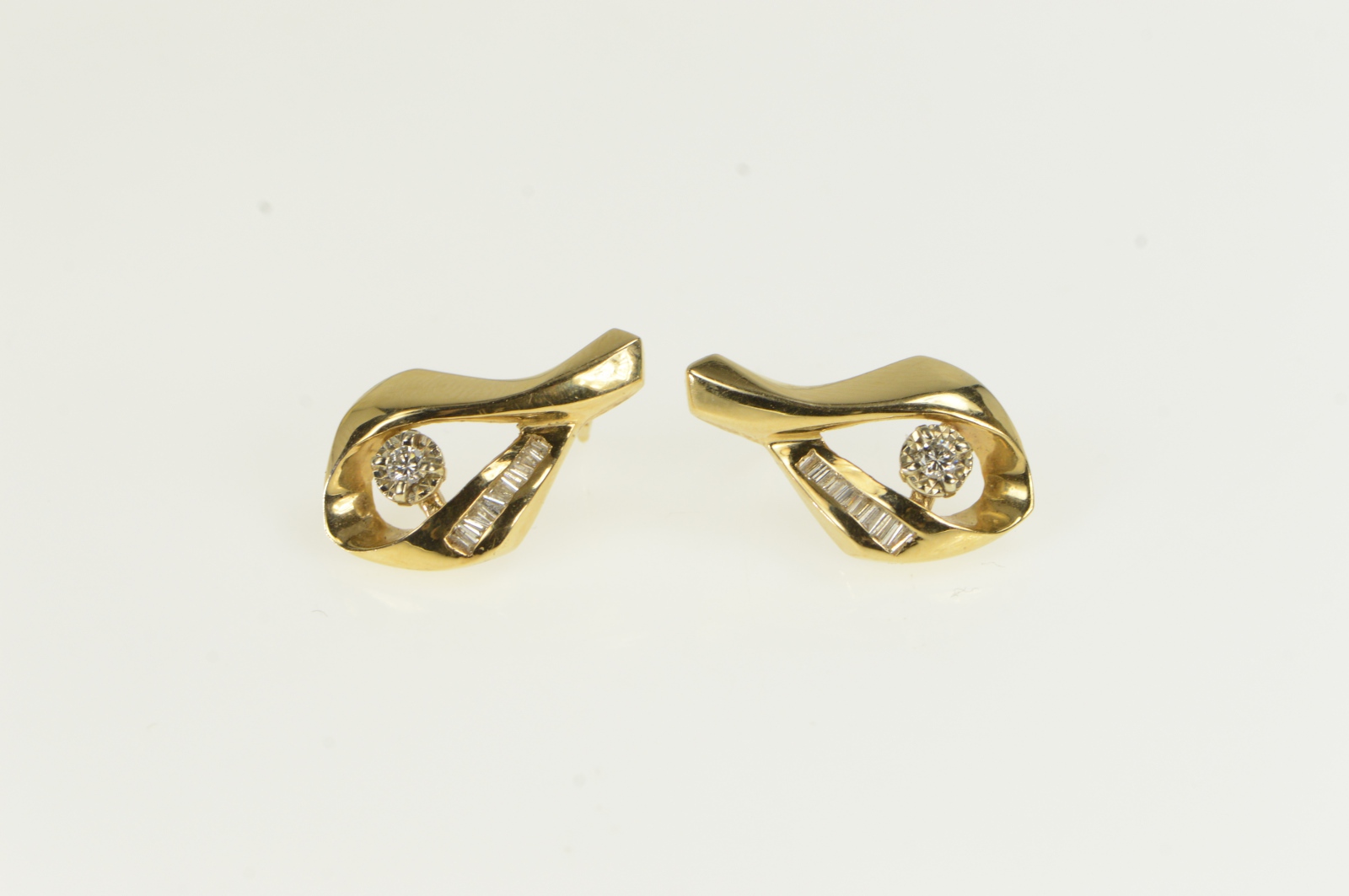 14K Diamond Baguette Loop Twist Design Stud Yellow Gold Earrings ...