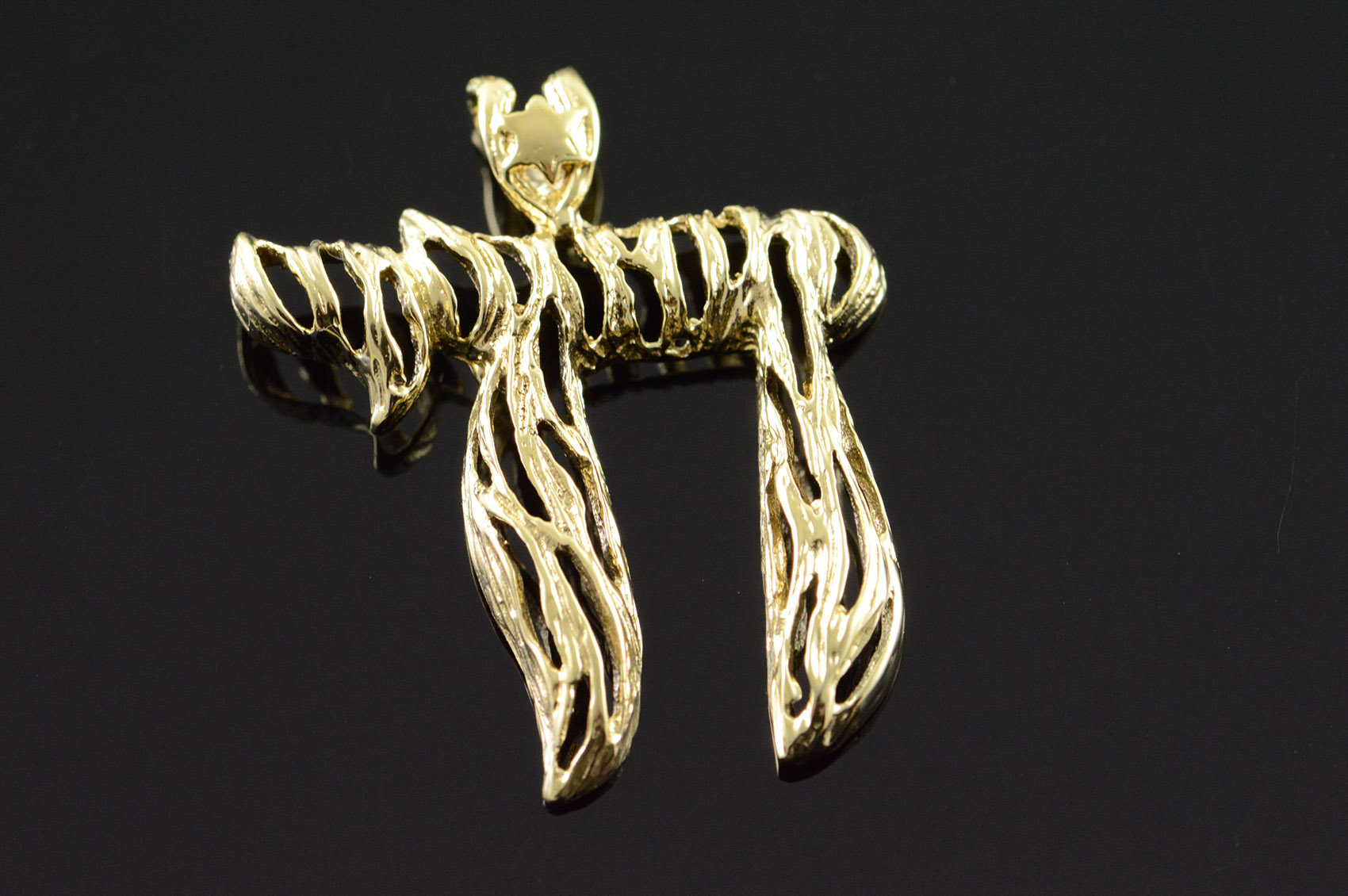 14K Filigree Hebrew Jewish Letter Yellow Gold Charm/Pendant | Property Room