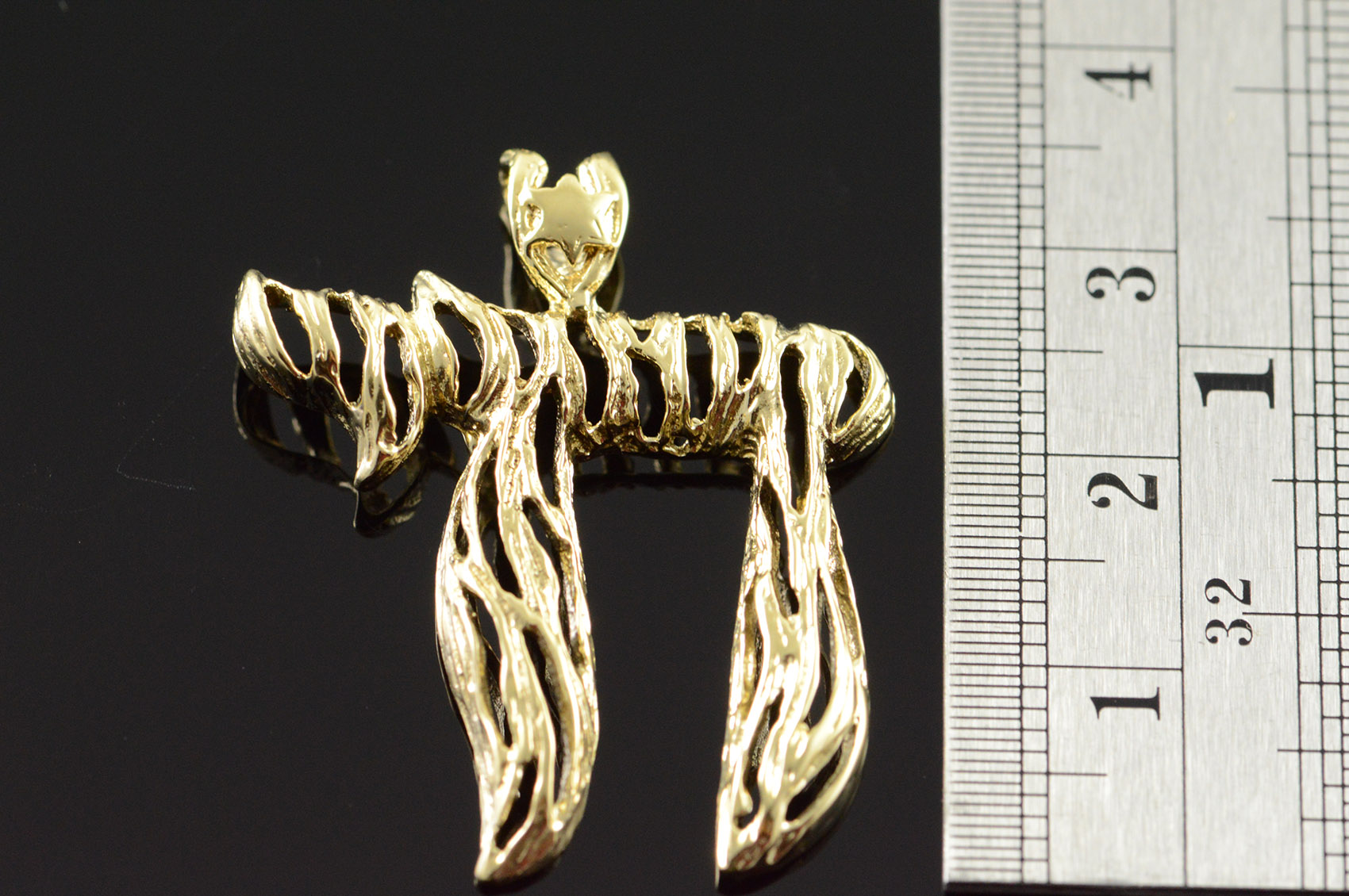 14K Filigree Hebrew Jewish Letter Yellow Gold Charm/Pendant | Property Room