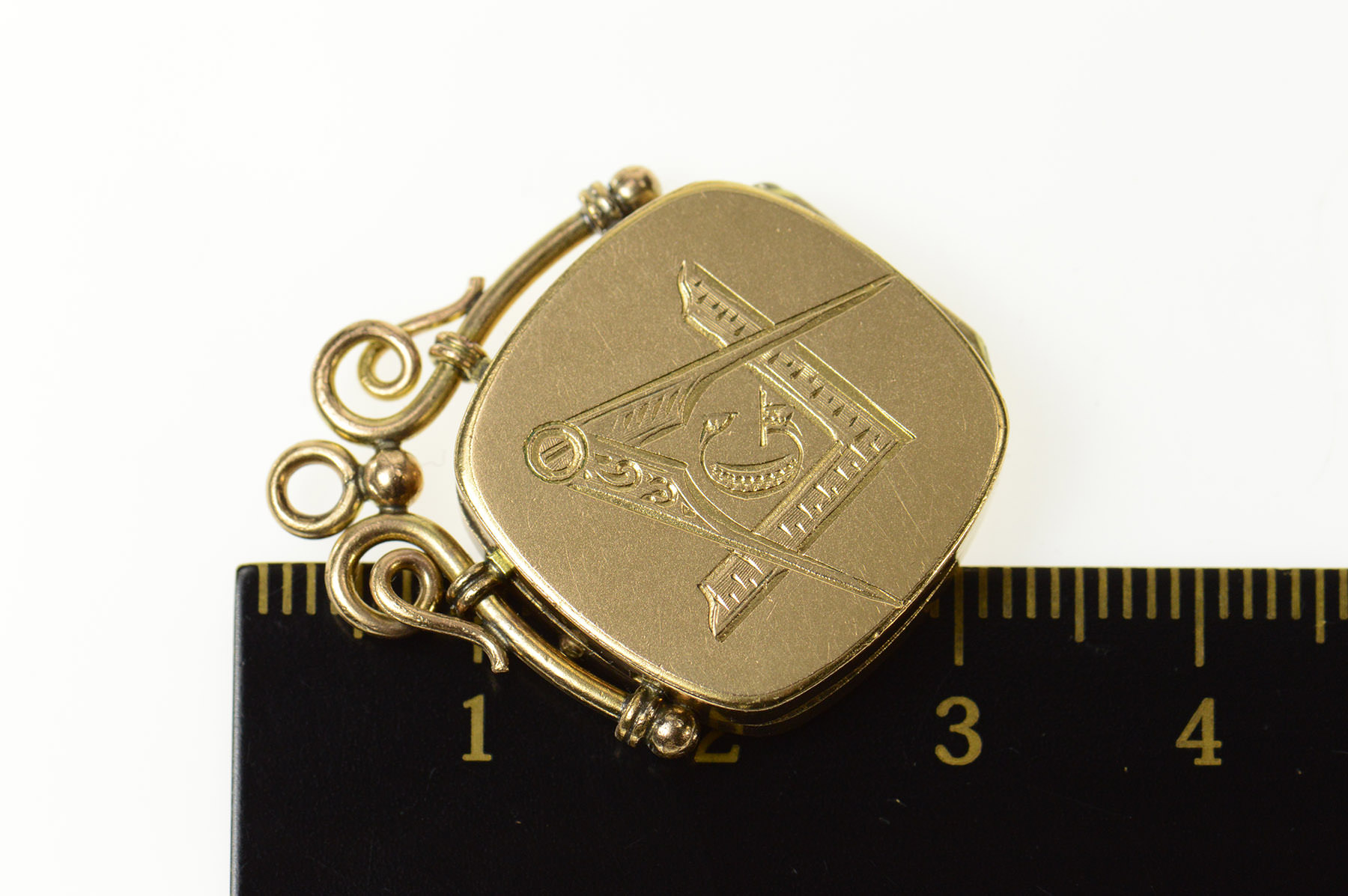 14K Masonic Symbol Photo Picture Locket Yellow Gold Pendant | Property Room