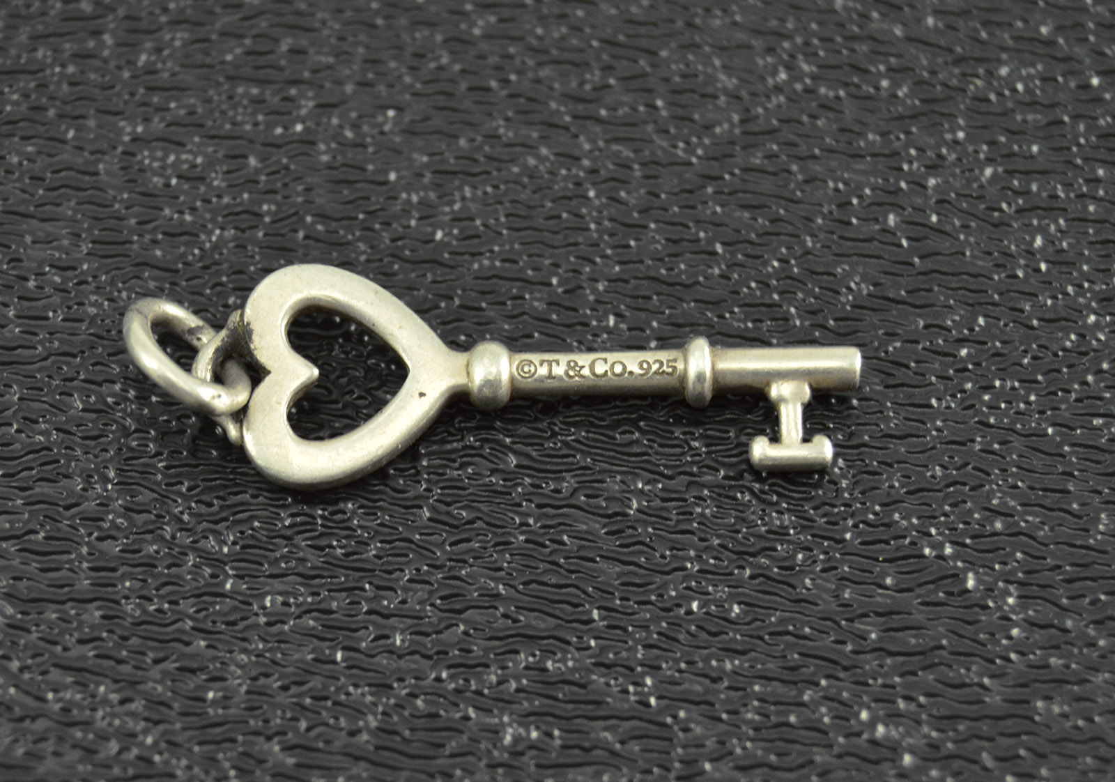 1.5g Solid Silver Tiffany & Co. High Retail Value Signature Heart ...