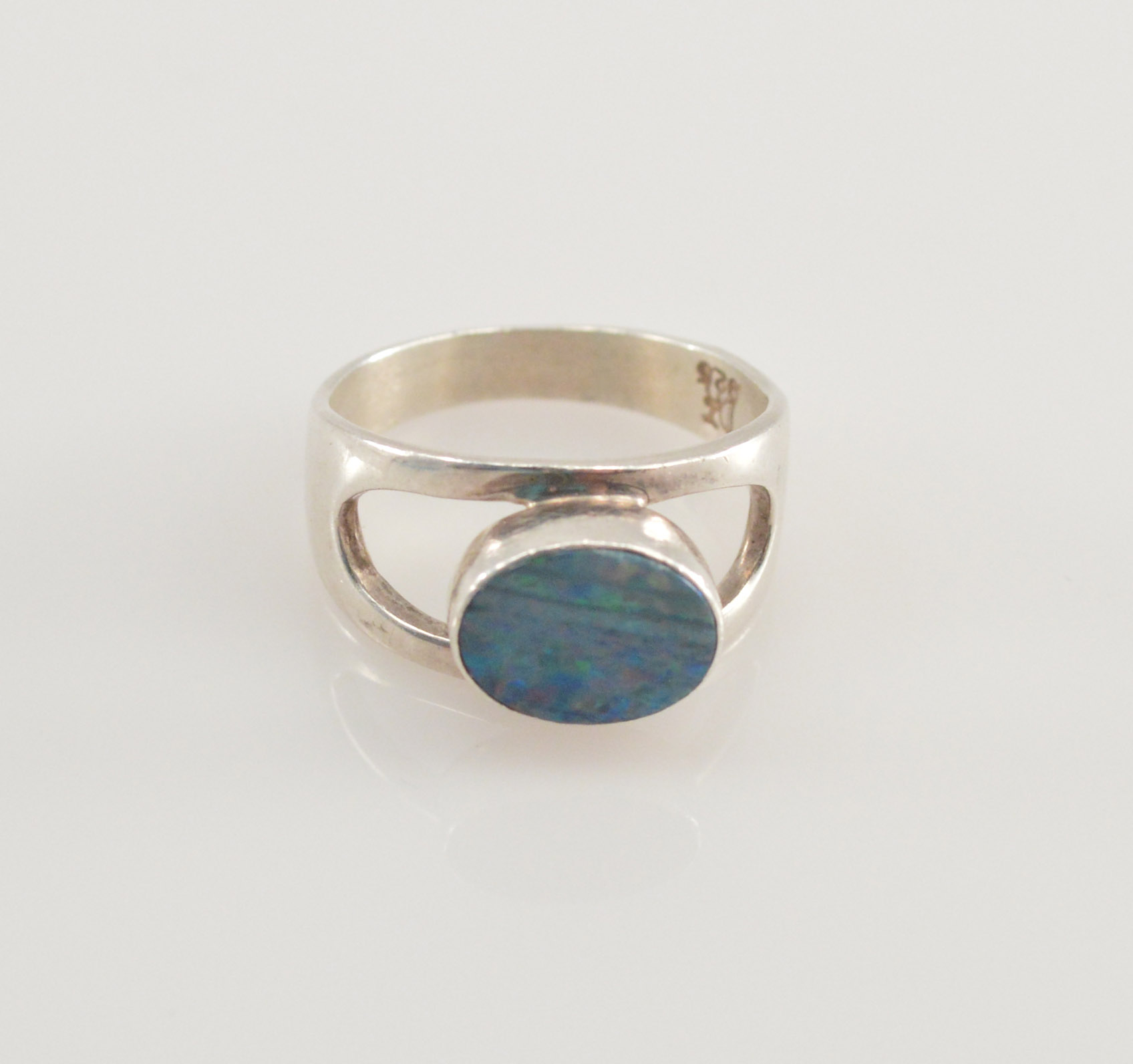 4g Solid Silver Bezel Set Rainbow Iridescent Blue Stone on Cut Out Band ...