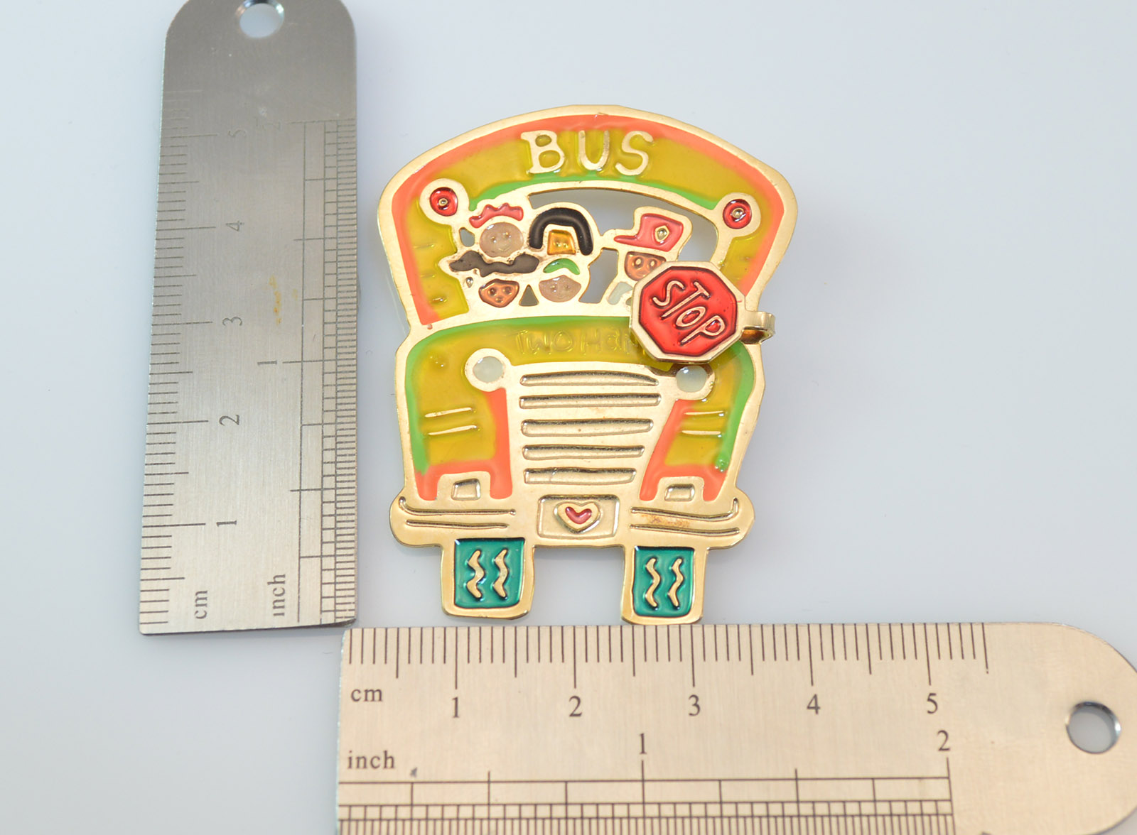 6.7g School Bus Pin / Brooch | Property Room