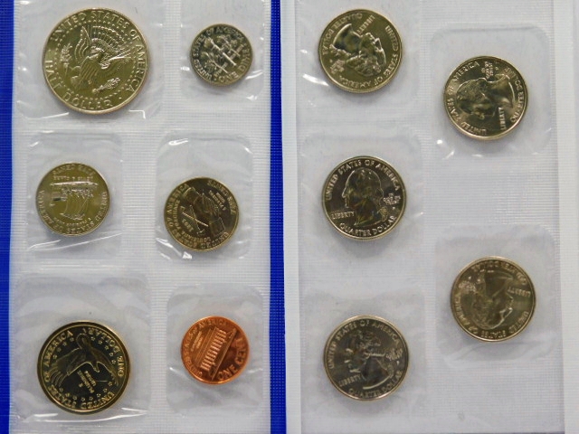 2004 United States Mint Uncirculated Coin Set - Philadelphia - In ...