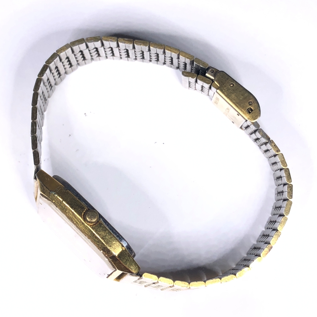 VINTAGE QUARTZ ELGIN NEEDS NEW BATTERY WELL PRESERVED CONDITION ...