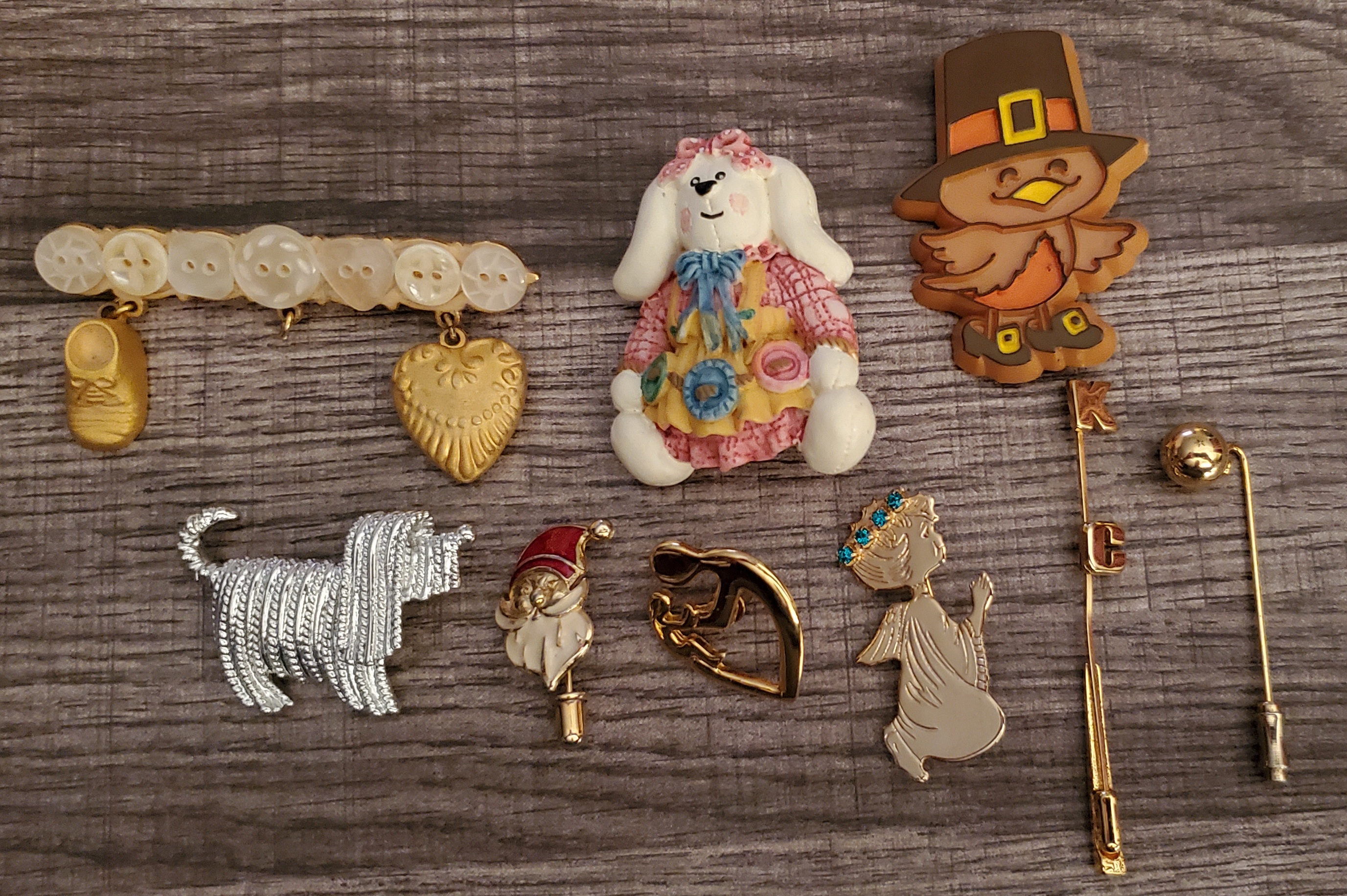 9pc Assorted pin lot | Property Room
