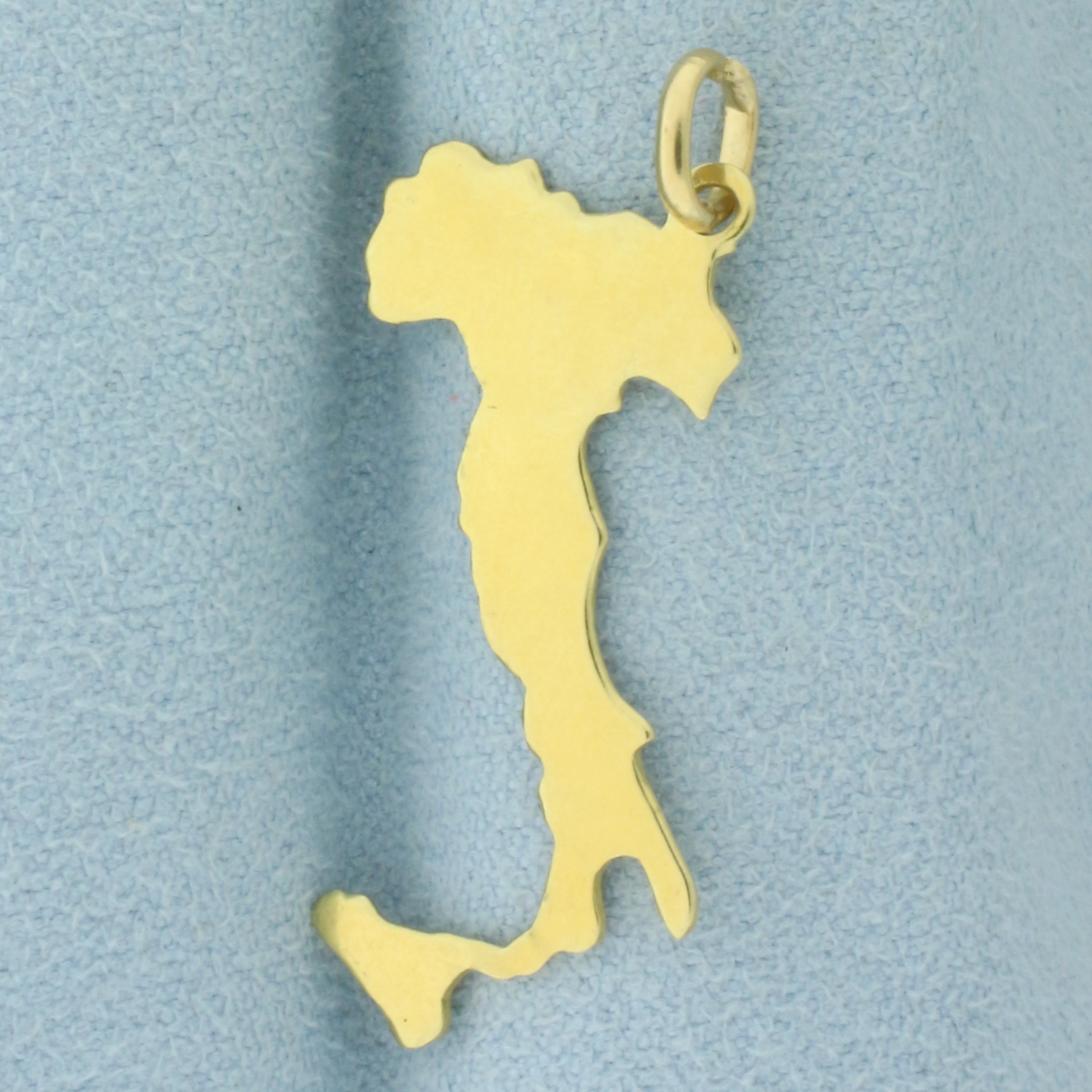 Italy Map Charm in 18k Yellow Gold | Property Room