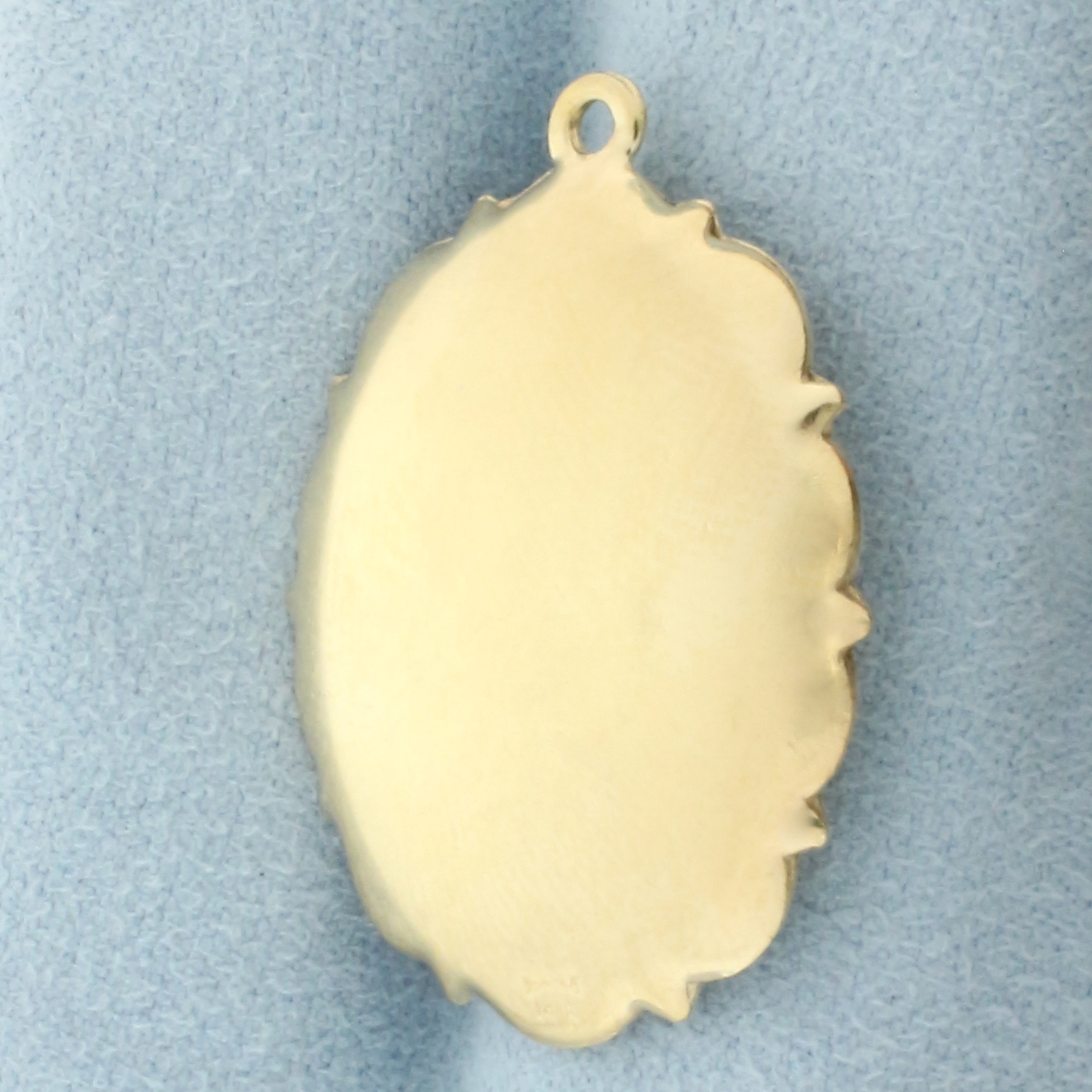 Jesus Nativity Scene Pendant in 14k Yellow Gold | Property Room