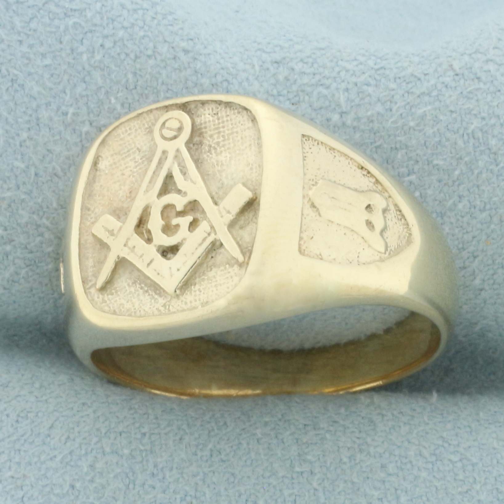 Mens Vintage Masonic Ring in 10k Yellow Gold | Property Room