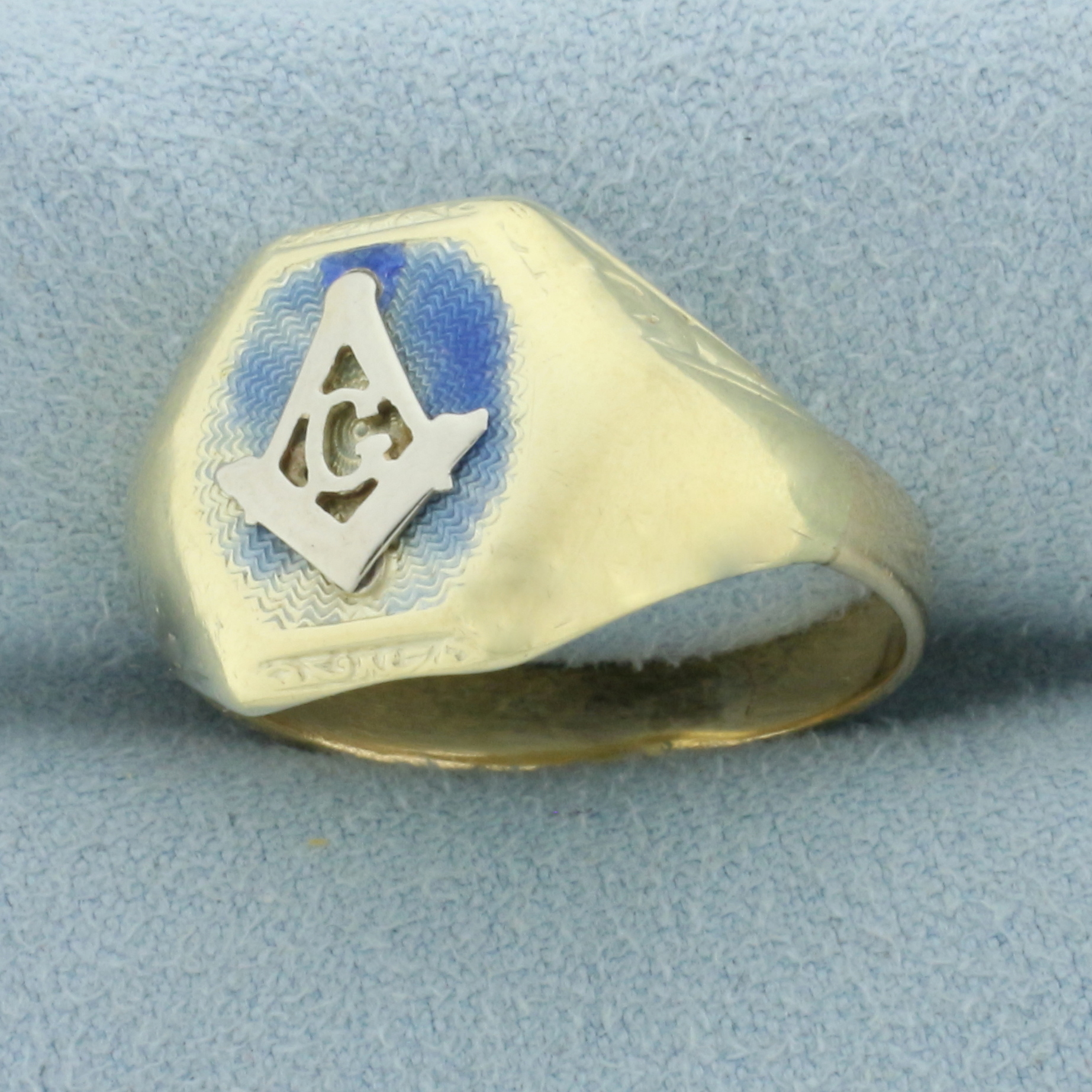Vintage Mens Blue Enamel Masonic Ring in 14k Yellow Gold | Property Room