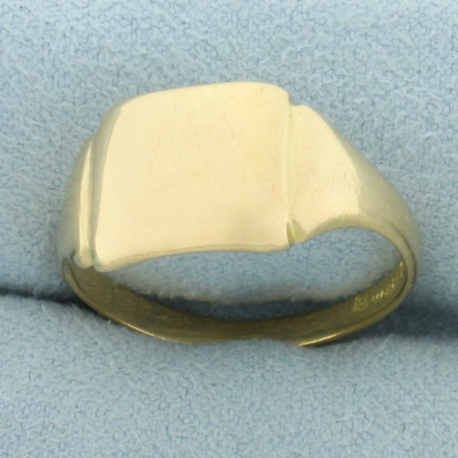 Vintage Signet Ring in 18k Yellow Gold | Property Room