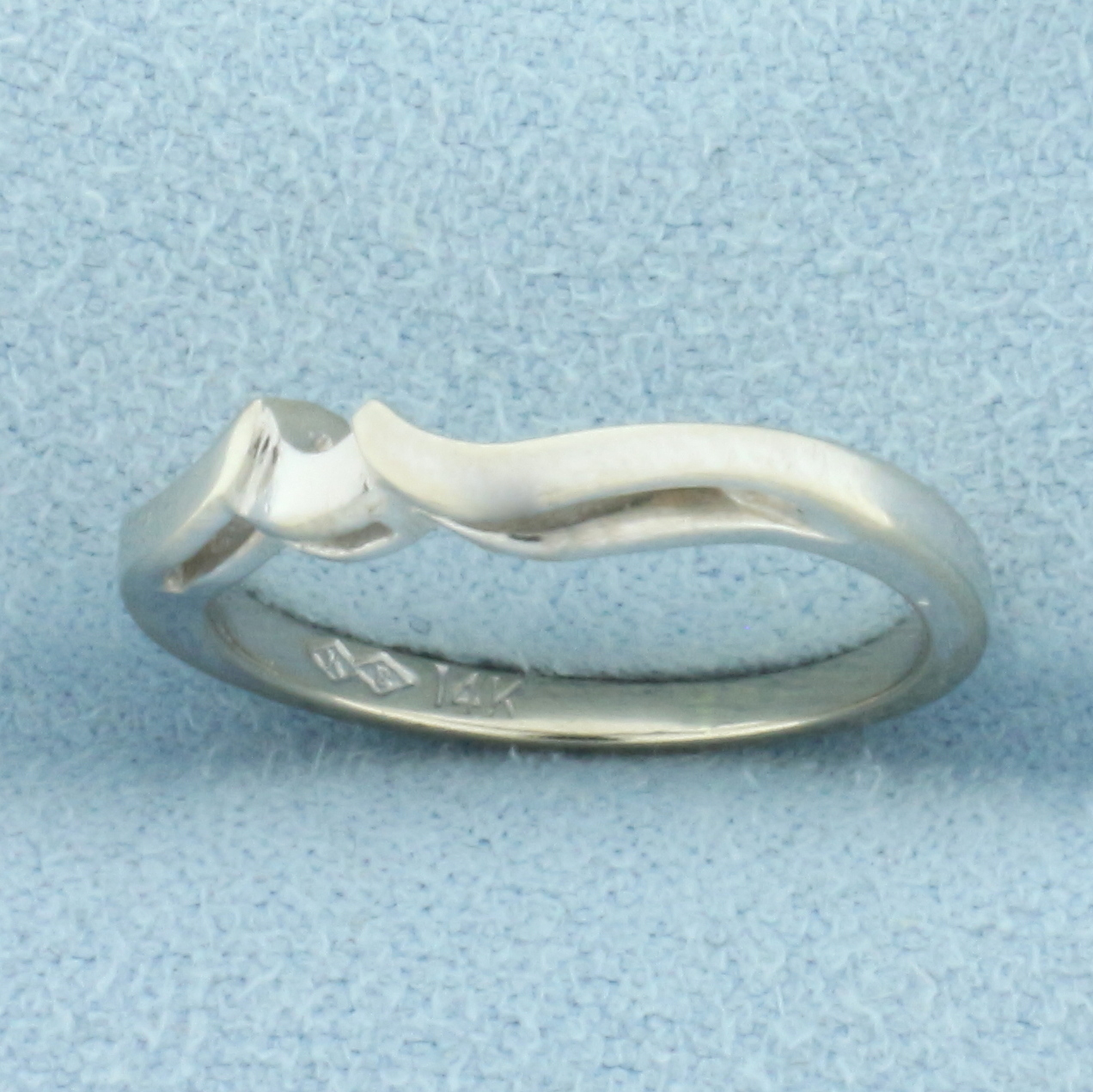Wave Design Shadow Band Ring in 14k White Gold | Property Room