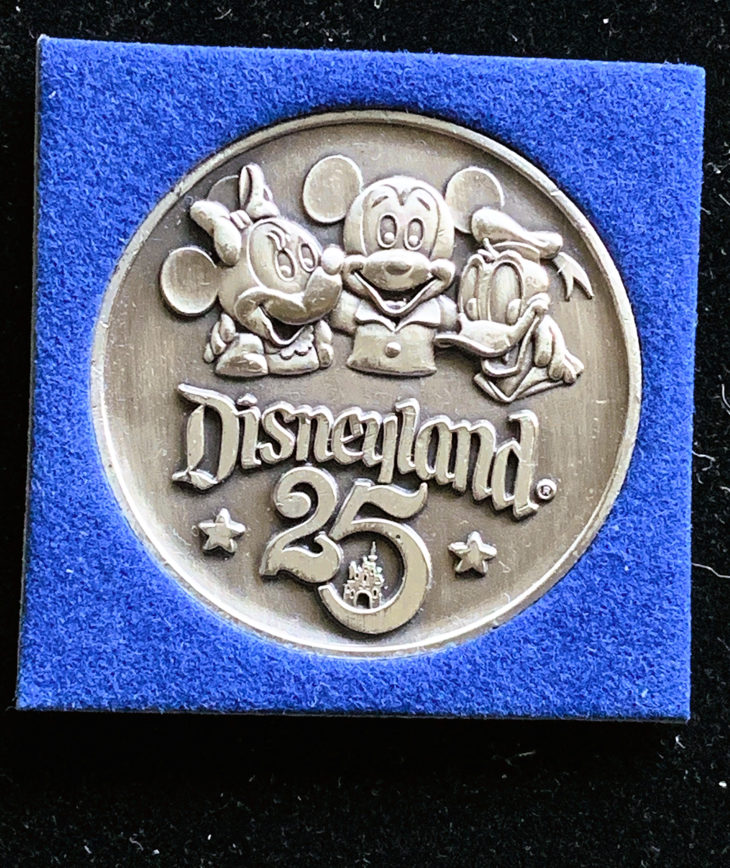 DISNEYLAND 25TH ANNIVERSARY COIN, 1980 UNCIRCULATED IN ORIGINAL CASE ...